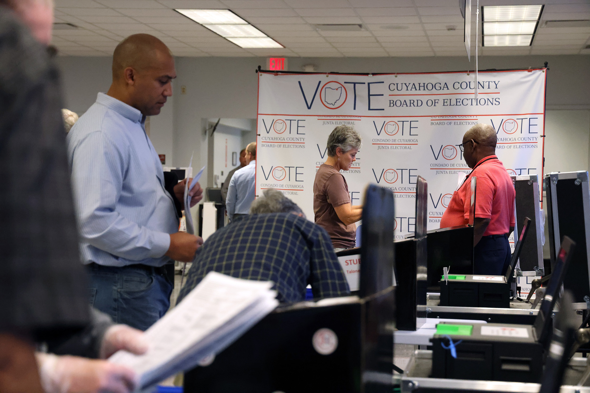 Greater Clevelanders pick up the pace in early voting
